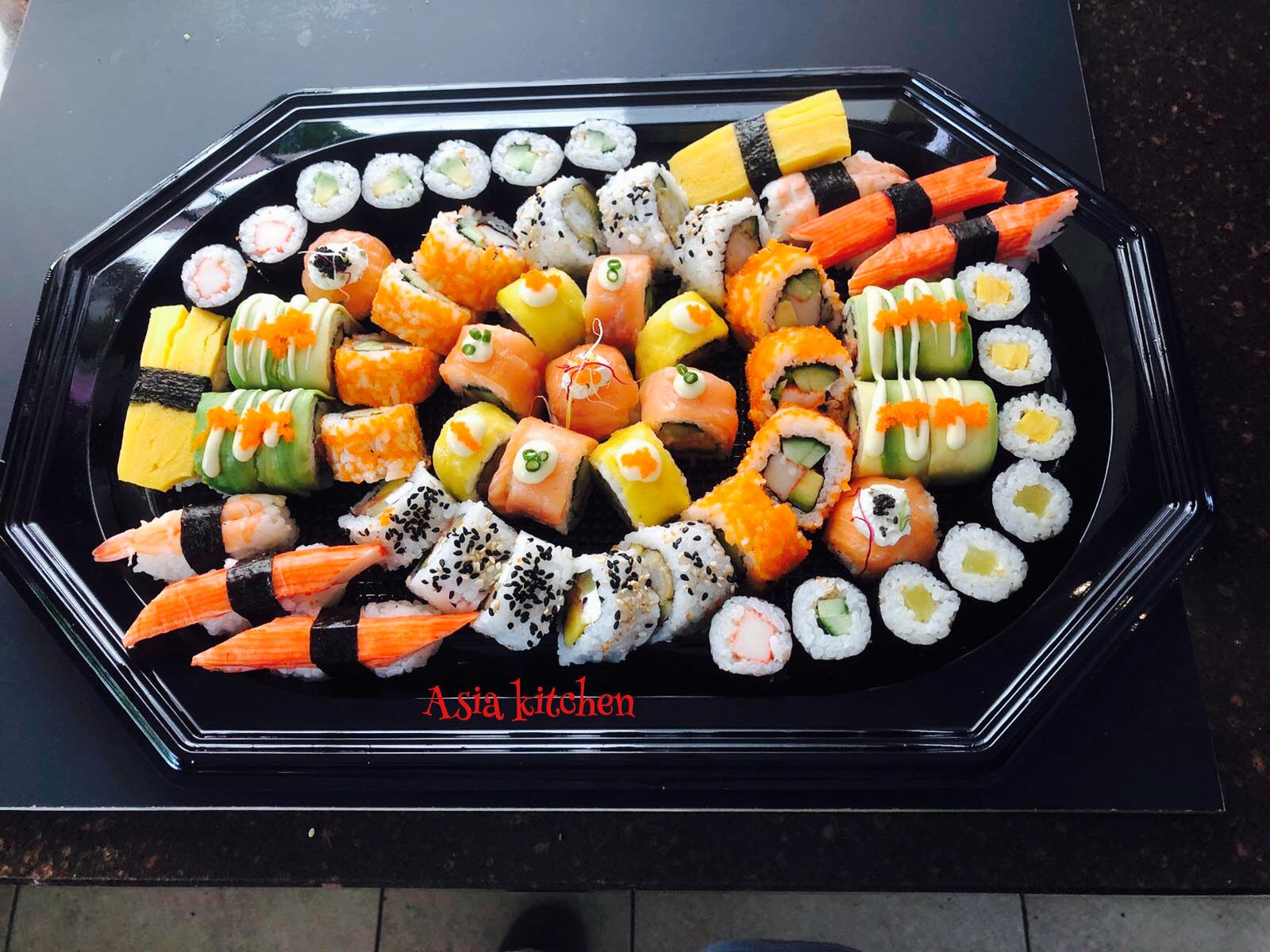 Sushi catering: schalen en complete buffetten voor op locatie